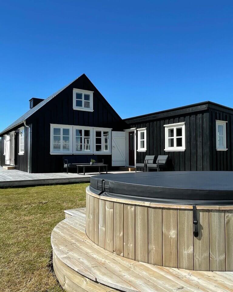 Óskar og María reisa gamaldags bústað - Sérefni